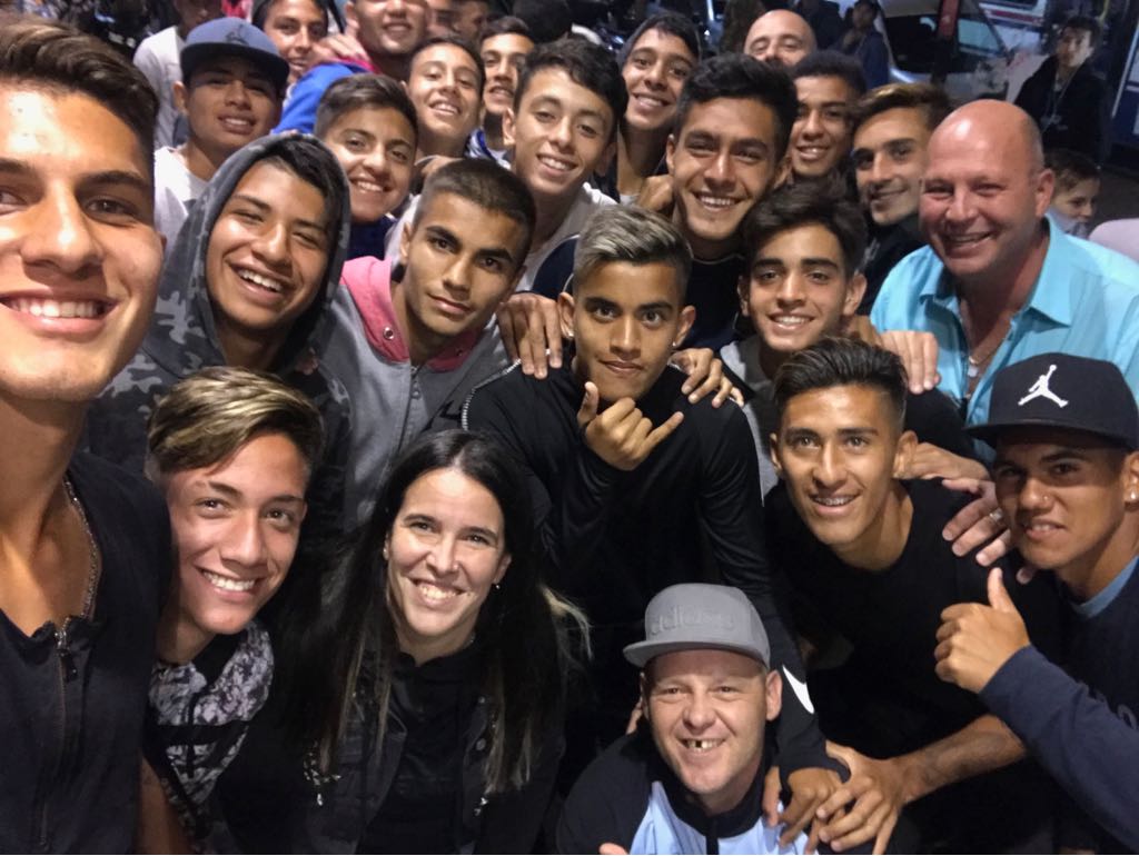 Los chicos de Racing, en el estreno del Pepo - Racing de Alma