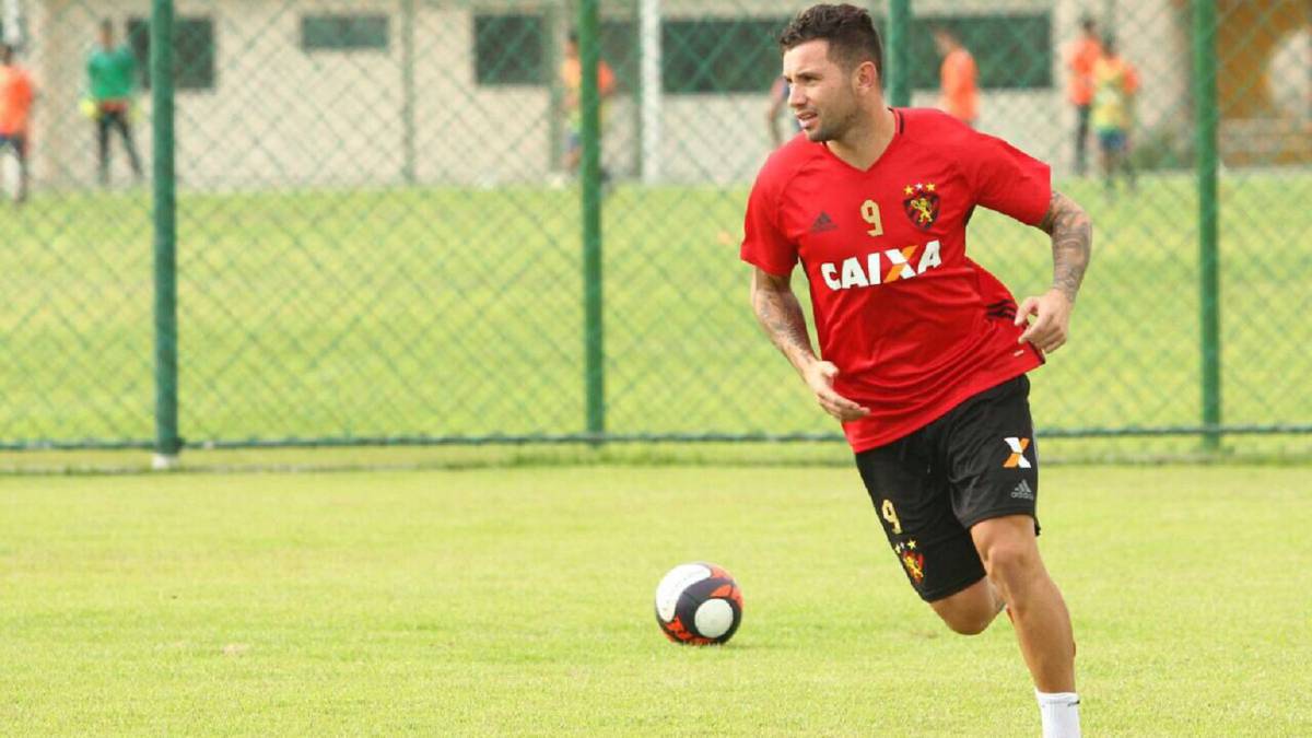 Mena llegó para sumarse a Racing - Racing de Alma