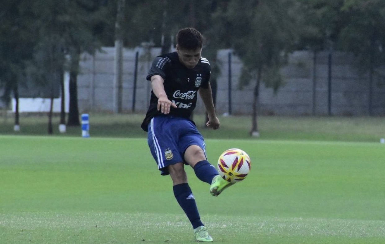 Axel Cabellos, de Racing, en el 5-1 de selección - Racing de Alma