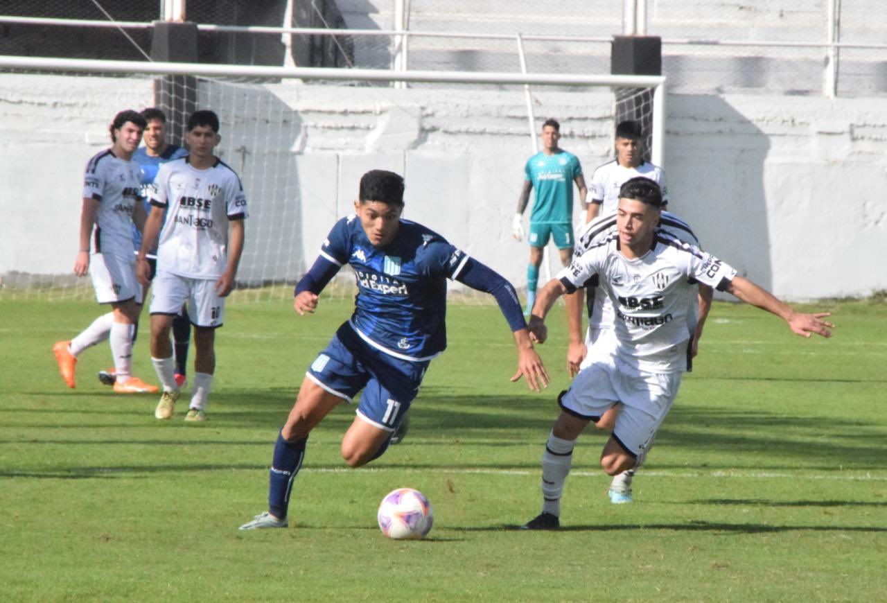 Racing volvió a ganar y sigue tercero en Reserva - Racing de Alma