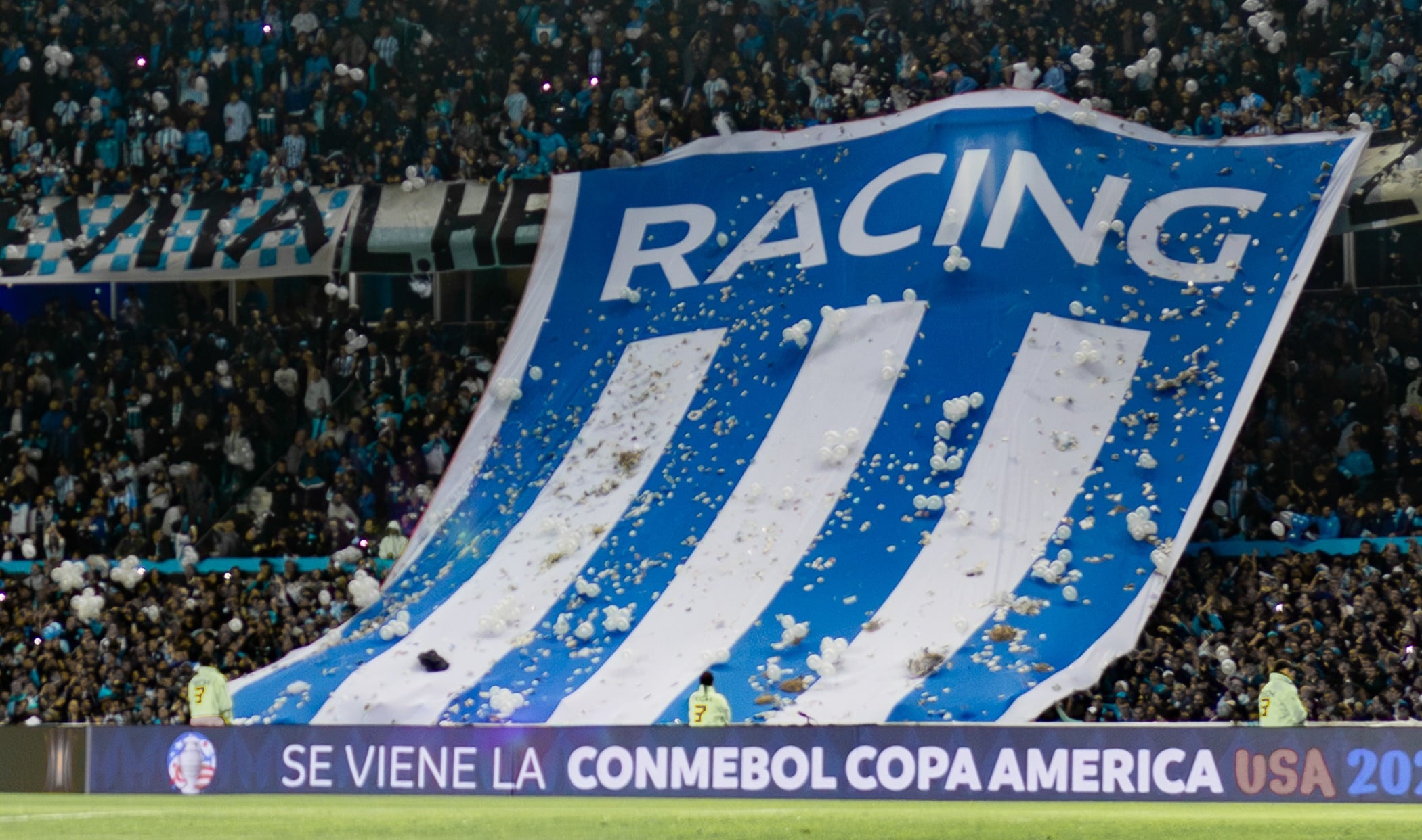 Banderazo en Racing, con presencia de jugadores previo al clásico ...