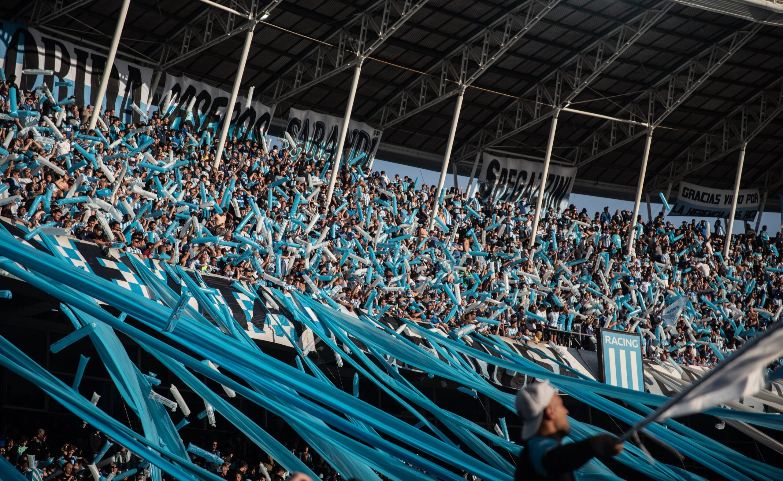 Las pantallas gigantes para hinchas de Racing en la final - Racing de Alma