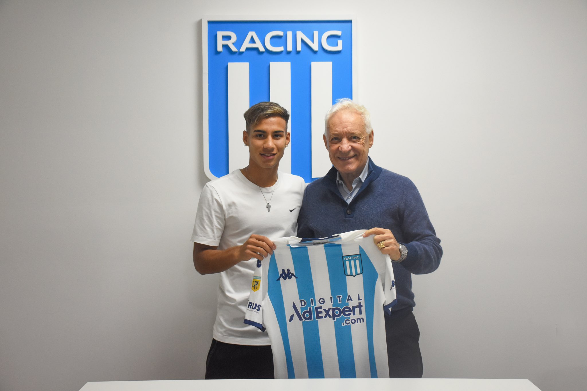 Kozlovsky y David González firmaron primer contrato con Racing - Racing ...
