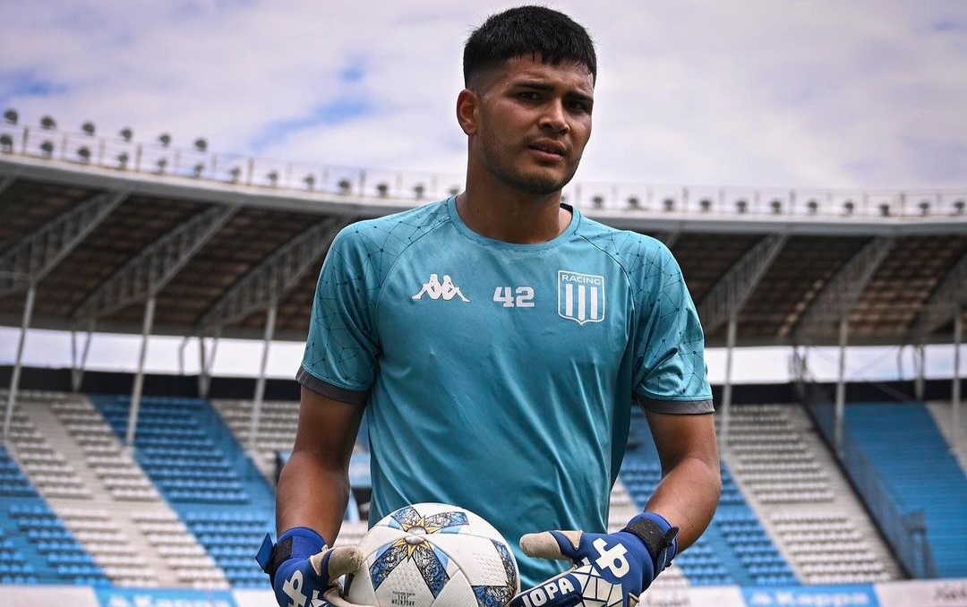 León firmó su primer contrato con Racing - Racing de Alma