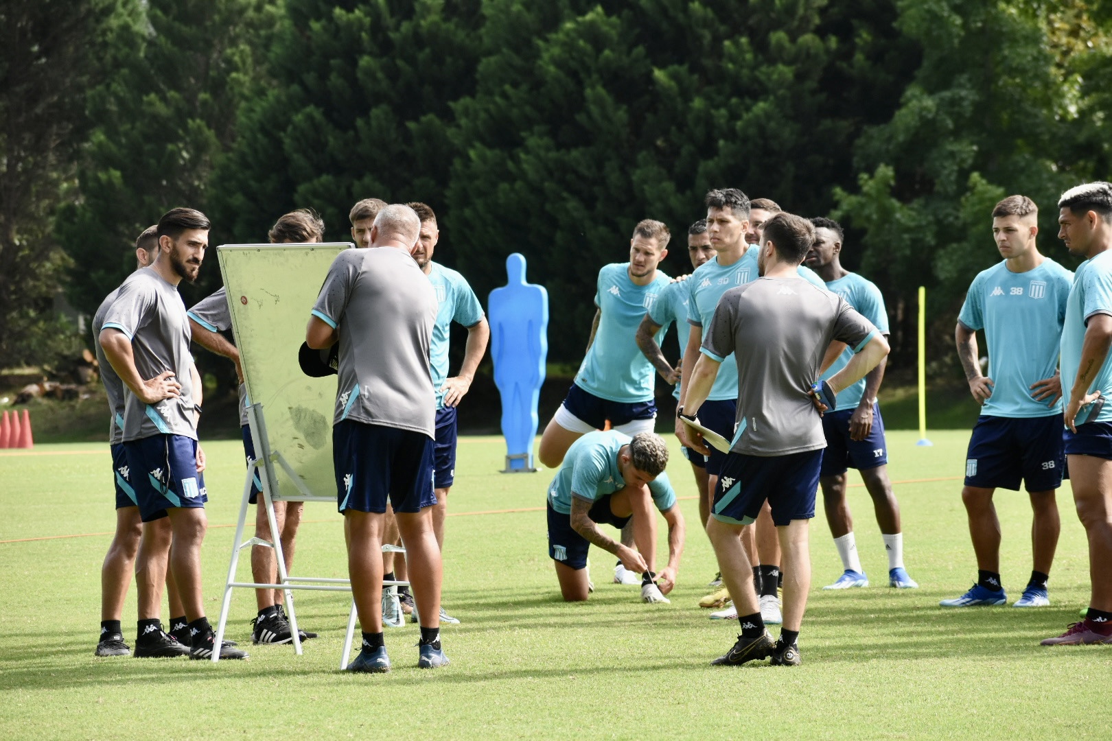 El lateral derecho que saca ventaja en Racing - Racing de Alma