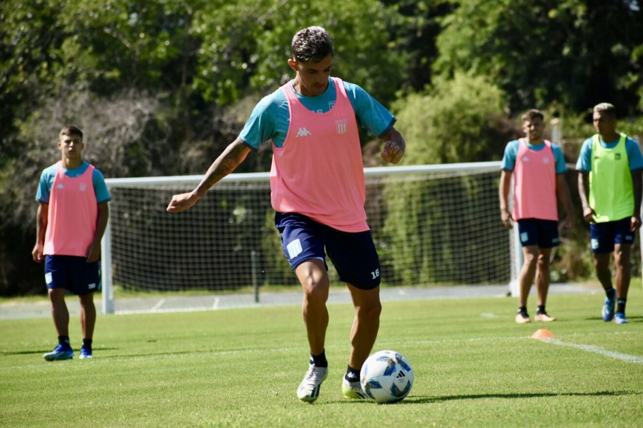 El lateral derecho que saca ventaja en Racing - Racing de Alma