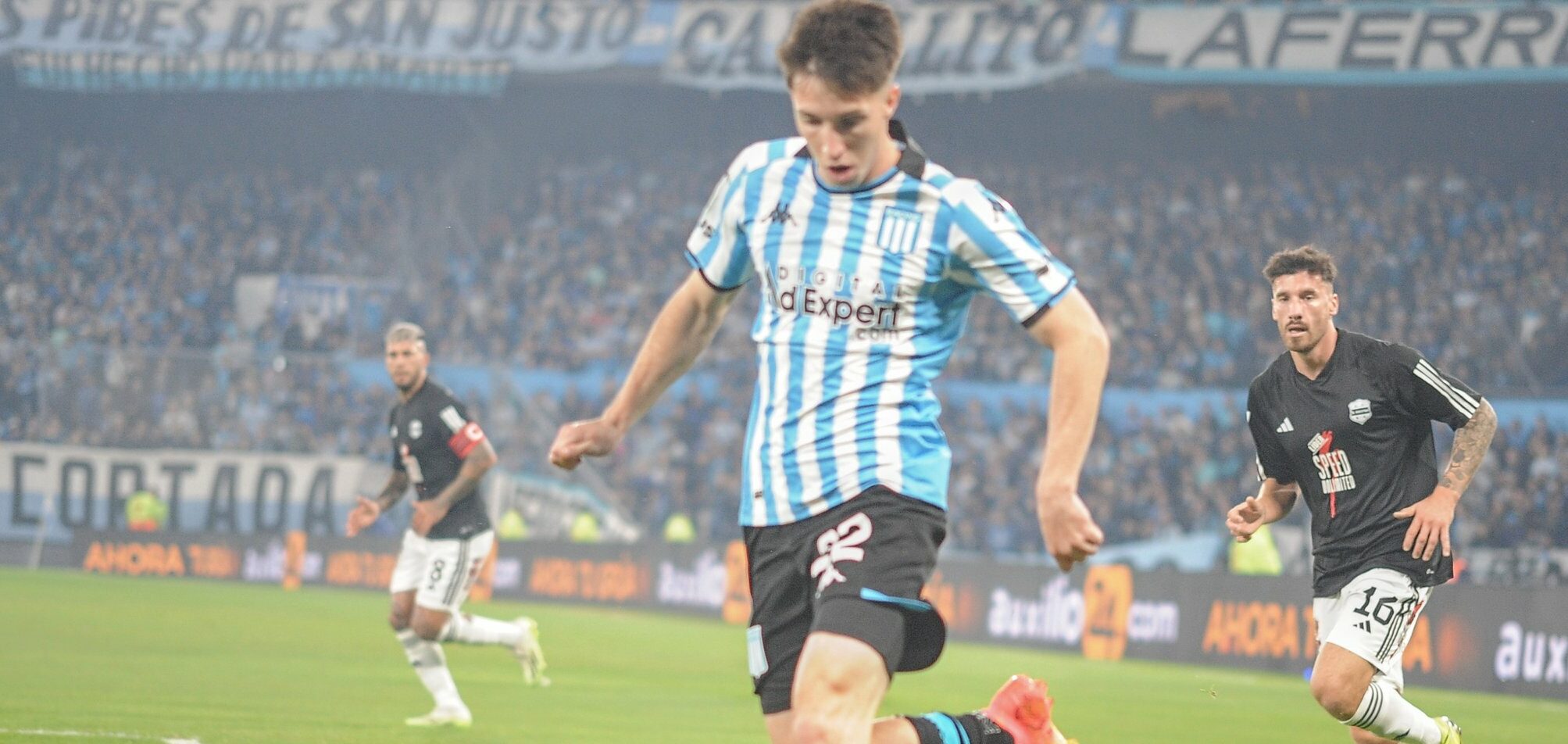 ¡Racing le ganó en la última a Riestra y es líder! - Racing de Alma