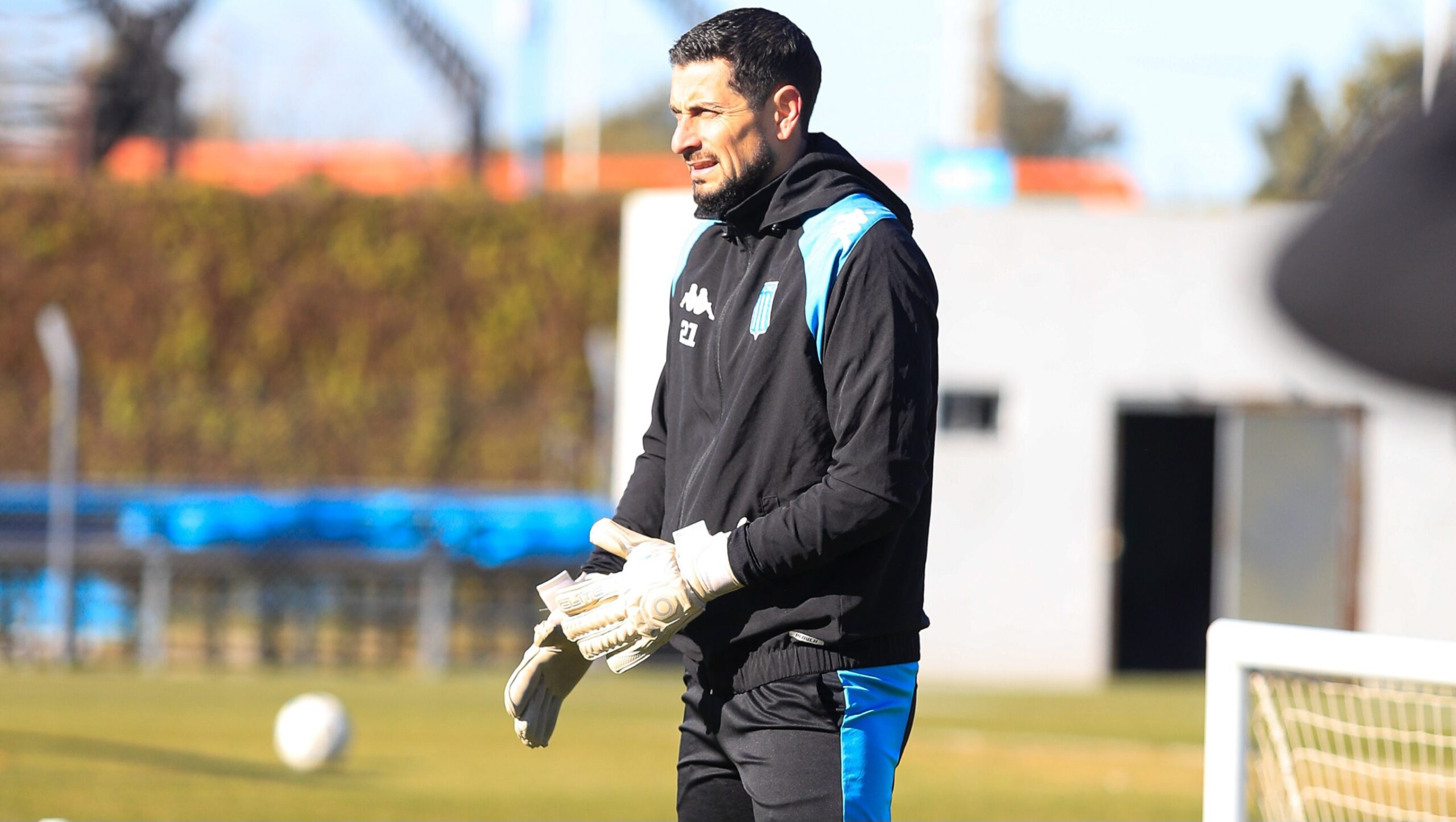 Arias volvió al plantel de Racing luego de atajar en Chile - Racing de Alma